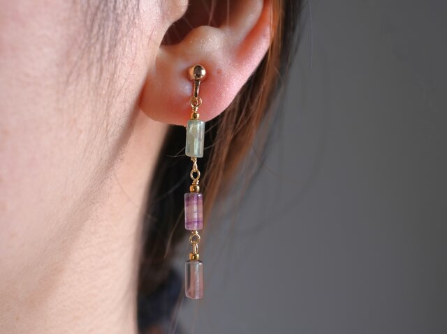 Fluorite earring：マルチカラーフローライト3連 ピアス イヤリング | iichi 日々の暮らしを心地よくするハンドメイドやアンティークのマーケットプレイス