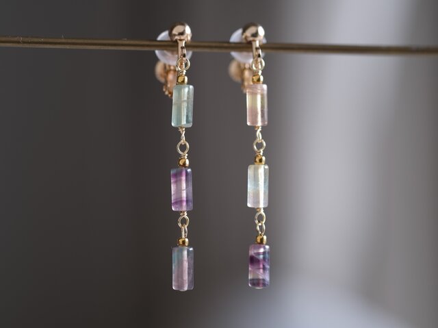 Fluorite earring：マルチカラーフローライト3連 ピアス イヤリング | iichi 日々の暮らしを心地よくするハンドメイドやアンティークのマーケットプレイス