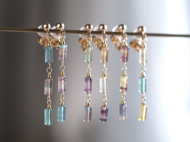 Fluorite earring：マルチカラーフローライト3連 ピアス イヤリング | iichi 日々の暮らしを心地よくするハンドメイドやアンティークのマーケットプレイス