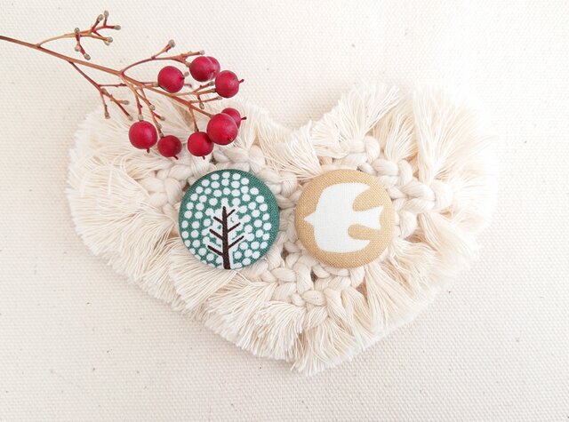 ★くるみボタンブローチ★ | iichi 日々の暮らしを心地よくするハンドメイドやアンティークのマーケットプレイス