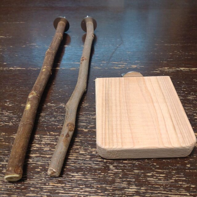 止まり木セット(檜、柿、無花果)（TOY-08-018、015) | iichi 日々の暮らしを心地よくするハンドメイドやアンティークのマーケットプレイス