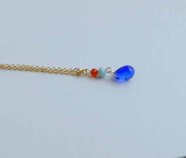 d92-155【ブルーローズ】チェコドロップと【カーネリアン】のアレンジネックレス | iichi 日々の暮らしを心地よくするハンドメイドやアンティークのマーケットプレイス