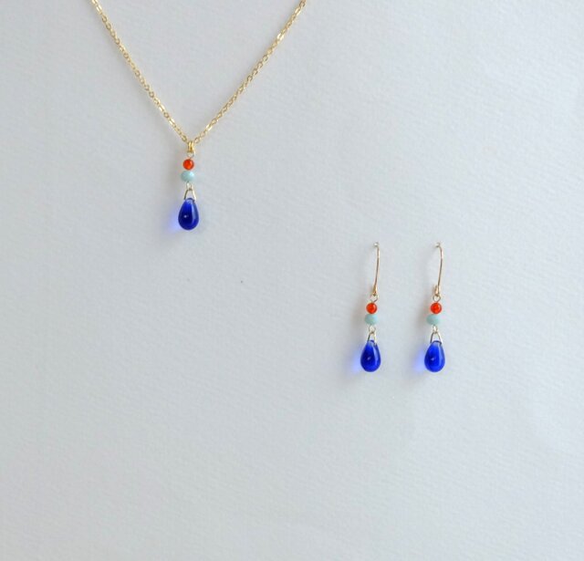 d92-155【ブルーローズ】チェコドロップと【カーネリアン】のアレンジネックレス | iichi 日々の暮らしを心地よくするハンドメイドやアンティークのマーケットプレイス