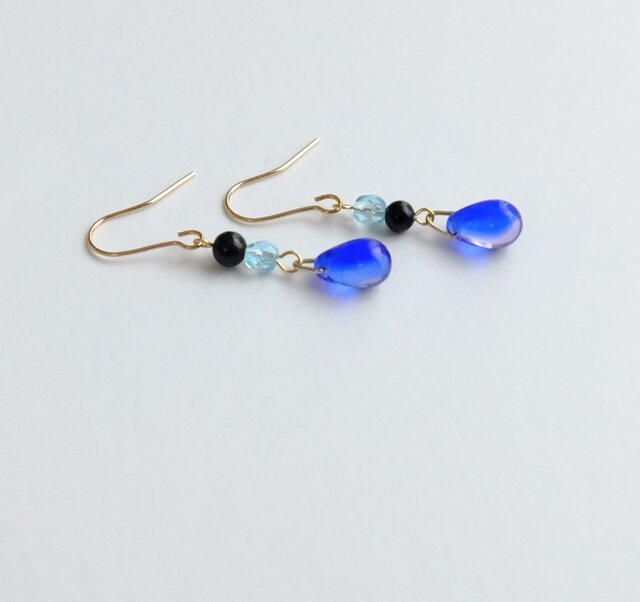 d92-65【ブルーローズ】チェコドロップと【天然ジェット】のアレンジピアス（パーツ変更可能） | iichi 日々の暮らしを心地よくするハンドメイドやアンティークのマーケットプレイス