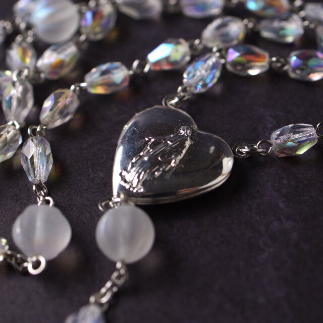 ティアドロップチェコビーズのロザリオ | iichi 日々の暮らしを心地よくするハンドメイドやアンティークのマーケットプレイス