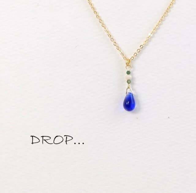 d92-158【精神安定】【ブルーローズ】チェコドロップと【サーペンティン】のアレンジネックレス | iichi 日々の暮らしを心地よくするハンドメイドやアンティークのマーケットプレイス