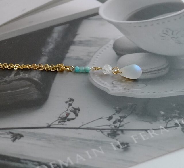 d84-169【ミルキーオーロラ】と天然石【アマゾナイト】のアレンジネックレス | iichi 日々の暮らしを心地よくするハンドメイドやアンティークのマーケットプレイス