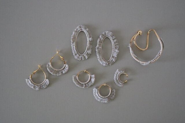 petit frilled pierce : グレージュ 国産シルク糸 | iichi 日々の暮らしを心地よくするハンドメイドやアンティークのマーケットプレイス