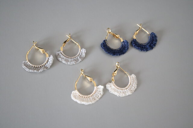 petit frilled pierce : ネイビー 国産シルク糸 | iichi 日々の暮らしを心地よくするハンドメイドやアンティークのマーケットプレイス