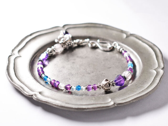 アメジストとグーズベリーカレンシルバー、すみれ色フランスヴィンテージビーズ、アクアマリンとアパタイトのブレス | iichi 日々の暮らしを心地よくするハンドメイドやアンティークのマーケットプレイス