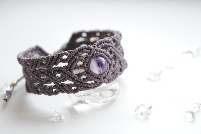 マクラメブレスレット*ストライプアメジスト8㎜ | iichi 日々の暮らしを心地よくするハンドメイドやアンティークのマーケットプレイス