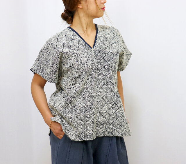 手仕事が美しいインディゴ染め刺し子刺繍トップス、チェンマイ、ヤオ族、貫頭衣、オールシーズン | iichi 日々の暮らしを心地よくするハンドメイドやアンティークのマーケットプレイス