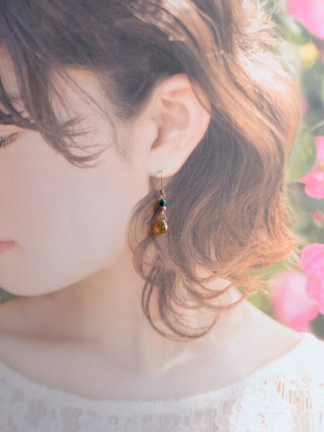 d220-51【恋愛】【キャラメル】チェコドロップと【シリシャスシスト】のアレンジピアス（パーツ変更可能） | iichi 日々の暮らしを心地よくするハンドメイドやアンティークのマーケットプレイス