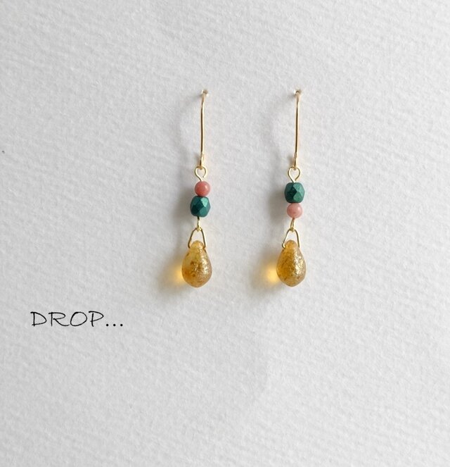 d220-51【恋愛】【キャラメル】チェコドロップと【シリシャスシスト】のアレンジピアス（パーツ変更可能） | iichi 日々の暮らしを心地よくするハンドメイドやアンティークのマーケットプレイス