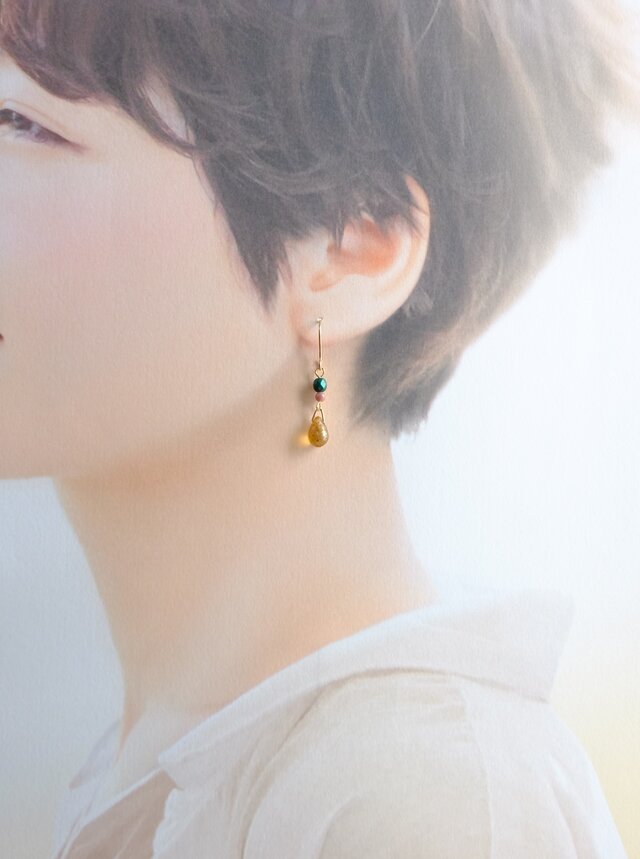 d220-51【恋愛】【キャラメル】チェコドロップと【シリシャスシスト】のアレンジピアス（パーツ変更可能） | iichi 日々の暮らしを心地よくするハンドメイドやアンティークのマーケットプレイス