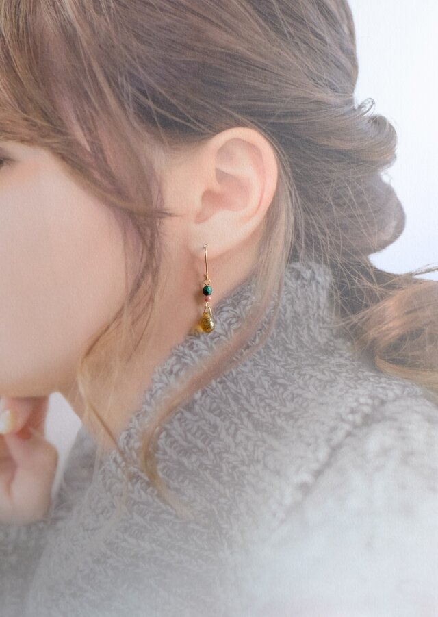 d220-51【恋愛】【キャラメル】チェコドロップと【シリシャスシスト】のアレンジピアス（パーツ変更可能） | iichi 日々の暮らしを心地よくするハンドメイドやアンティークのマーケットプレイス