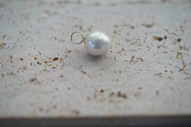 【drop】K18 白蝶貝チャーム | iichi 日々の暮らしを心地よくするハンドメイドやアンティークのマーケットプレイス