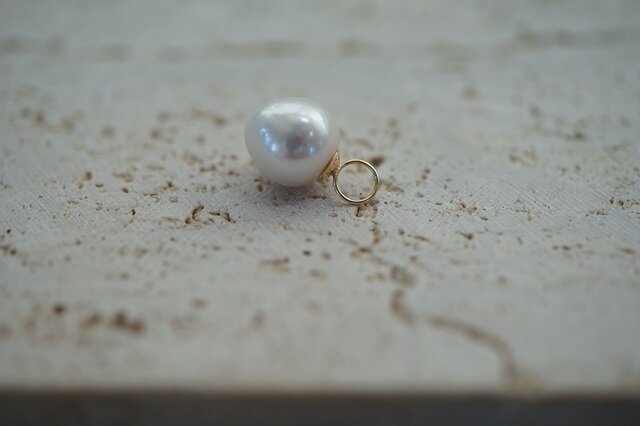 【drop】K18 白蝶貝チャーム | iichi 日々の暮らしを心地よくするハンドメイドやアンティークのマーケットプレイス