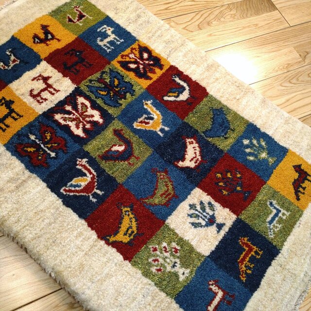新規入荷】ペルシャ ギャッベ 玄関マット 93x62cm タイル 鳥 蝶 ヤギ 生命の木 | iichi 日々の暮らしを心地よくするハンドメイドやアンティークのマーケットプレイス