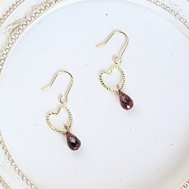 ガーネットとハートのピアスイヤリング【1900】 | iichi 日々の暮らしを心地よくするハンドメイドやアンティークのマーケットプレイス
