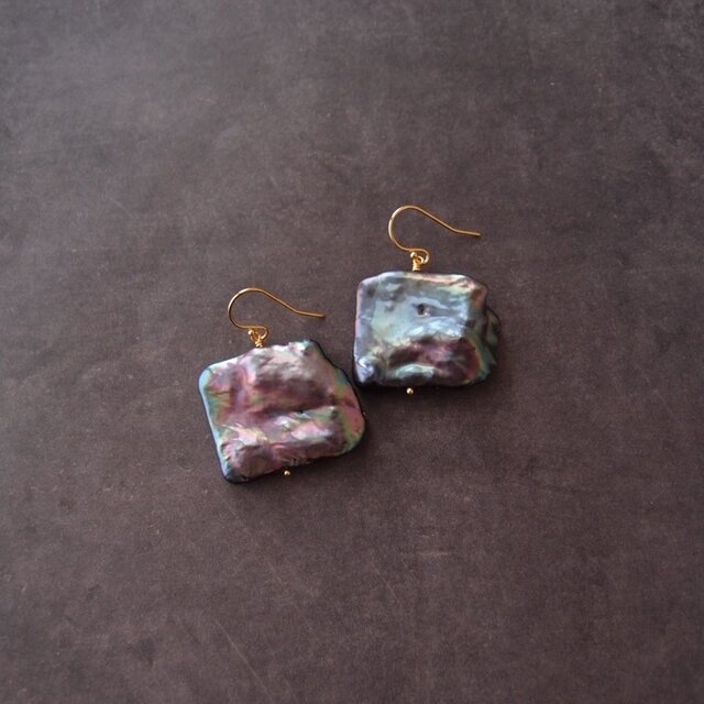【K14gf】Big Square Pearl Earrings／スクエアパール ピアス（Black） | iichi 日々の暮らしを心地よくするハンドメイドやアンティークのマーケットプレイス