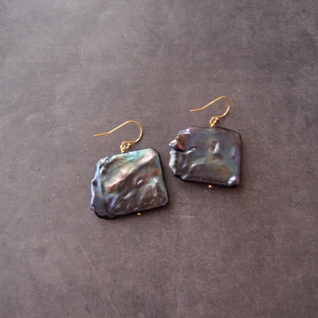 【K14gf】Big Square Pearl Earrings／スクエアパール ピアス（Black） | iichi 日々の暮らしを心地よくするハンドメイドやアンティークのマーケットプレイス