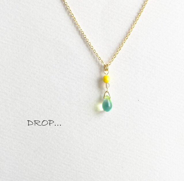 d186-152【頑張らないといけない時】グレーオニキスと【ペパーミント】チェコドロップのアレンジネックレス | iichi 日々の暮らしを心地よくするハンドメイドやアンティークのマーケットプレイス