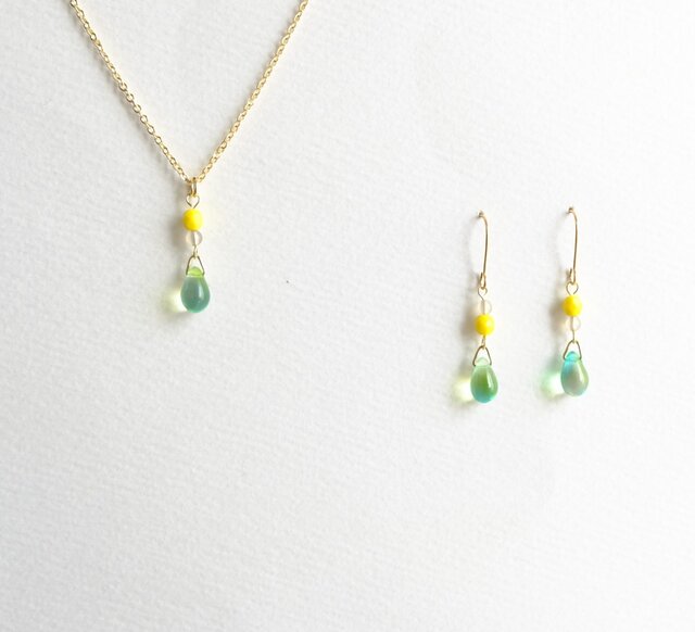 d186-152【頑張らないといけない時】グレーオニキスと【ペパーミント】チェコドロップのアレンジネックレス | iichi 日々の暮らしを心地よくするハンドメイドやアンティークのマーケットプレイス