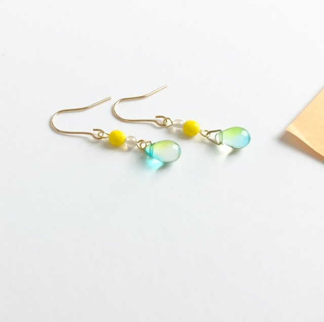 d186-49【頑張らないといけない時】グレーオニキスと【ペパーミント】チェコドロップのアレンピアス（パーツ変更可能） | iichi 日々の暮らしを心地よくするハンドメイドやアンティークの ...