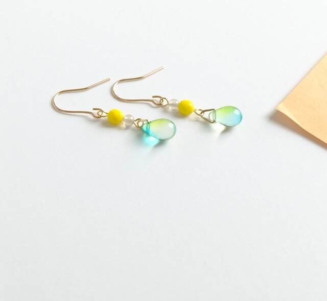 d186-49【頑張らないといけない時】グレーオニキスと【ペパーミント】チェコドロップのアレンピアス（パーツ変更可能） | iichi 日々の暮らしを心地よくするハンドメイドやアンティークの ...