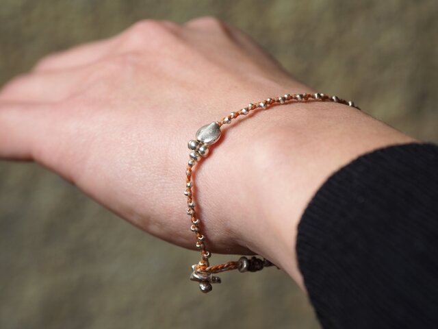 Silver braid bracelet 'Orange' | iichi 日々の暮らしを心地よくするハンドメイドやアンティークのマーケットプレイス