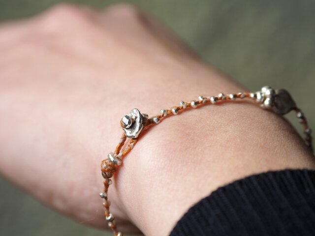 Silver braid bracelet 'Orange' | iichi 日々の暮らしを心地よくするハンドメイドやアンティークのマーケットプレイス