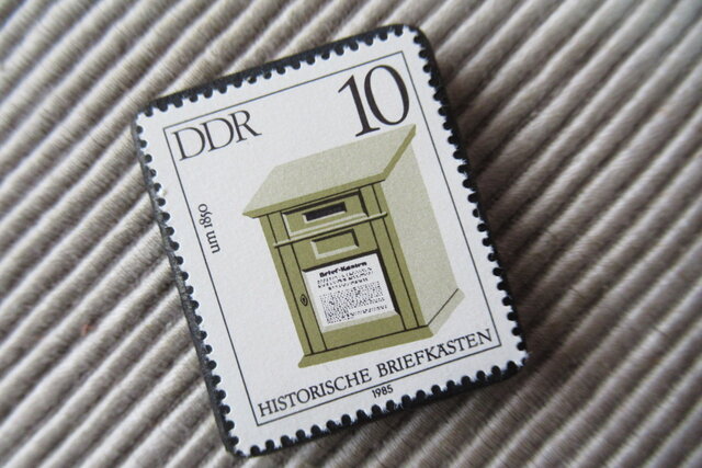 ドイツ 切手ブローチ9511 | iichi 日々の暮らしを心地よくするハンドメイドやアンティークのマーケットプレイス