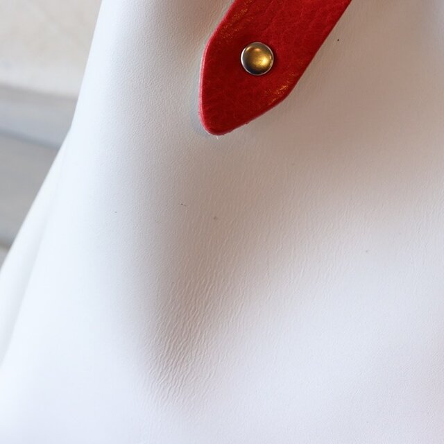 鮮やか赤ハンドル 柔らかい ツートン 革 ミニバッグ ハンドメイド365 | iichi 日々の暮らしを心地よくするハンドメイドやアンティークのマーケットプレイス