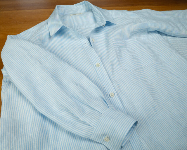 ストライプリネンのシャツワンピース【水色・ドロップショルダー・ふくらはぎ丈・貝ボタン】 | iichi 日々の暮らしを心地よくするハンドメイドやアンティークのマーケットプレイス