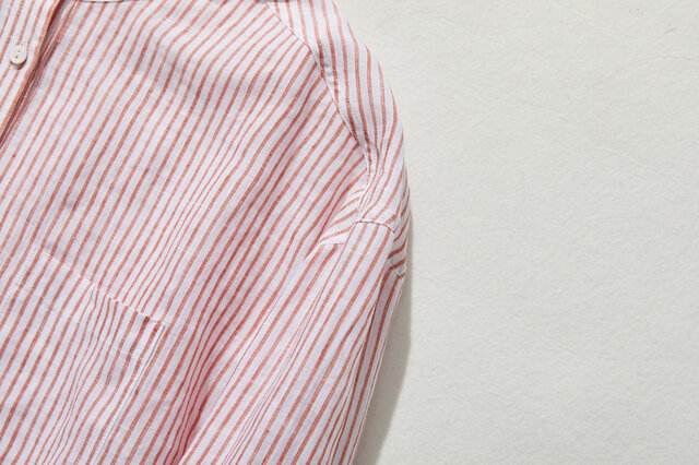 ゆるっとシルエットがこなれ見えするストライプ柄シャツ ホワイト＊レッド 240313-1 | iichi 日々の暮らしを心地よくするハンドメイドやアンティークのマーケットプレイス