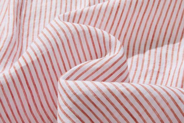 ゆるっとシルエットがこなれ見えするストライプ柄シャツ ホワイト＊レッド 240313-1 | iichi 日々の暮らしを心地よくするハンドメイドやアンティークのマーケットプレイス