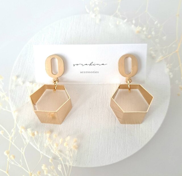 ★b 『 揺らめき - shimmering - 』 春 シンプル 大ぶり ゴールド ピアス(チタンピアスのみ)e | iichi 日々の暮らしを心地よくするハンドメイドやアンティークの ...