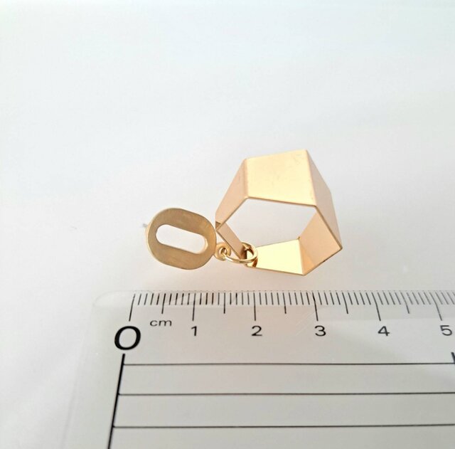 ★b 『 揺らめき - shimmering - 』 春 シンプル 大ぶり ゴールド ピアス(チタンピアスのみ)e | iichi 日々の暮らしを心地よくするハンドメイドやアンティークの ...