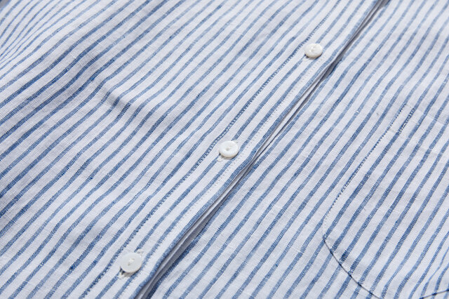 ゆるっとシルエットがこなれ見えするストライプ柄シャツ ホワイト＊青 240313-2 | iichi 日々の暮らしを心地よくするハンドメイドやアンティークのマーケットプレイス