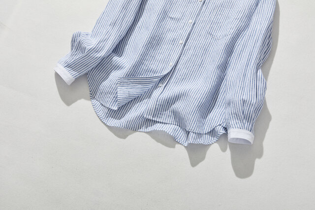 ゆるっとシルエットがこなれ見えするストライプ柄シャツ ホワイト＊青 240313-2 | iichi 日々の暮らしを心地よくするハンドメイドやアンティークのマーケットプレイス