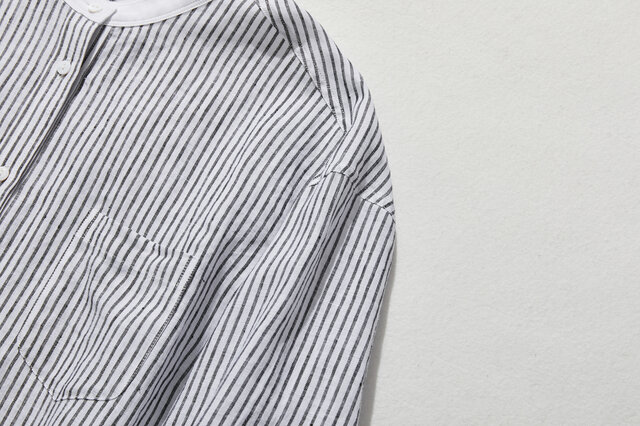 ゆるっとシルエットがこなれ見えするストライプ柄シャツ ホワイト＊ブラック240313-3 | iichi 日々の暮らしを心地よくするハンドメイドやアンティークのマーケットプレイス