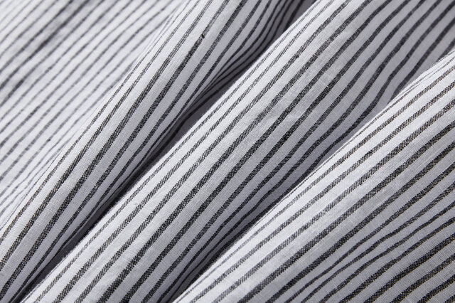 ゆるっとシルエットがこなれ見えするストライプ柄シャツ ホワイト＊ブラック240313-3 | iichi 日々の暮らしを心地よくするハンドメイドやアンティークのマーケットプレイス