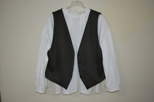 シンプルに！「Vネックベスト」 | iichi 日々の暮らしを心地よくするハンドメイドやアンティークのマーケットプレイス