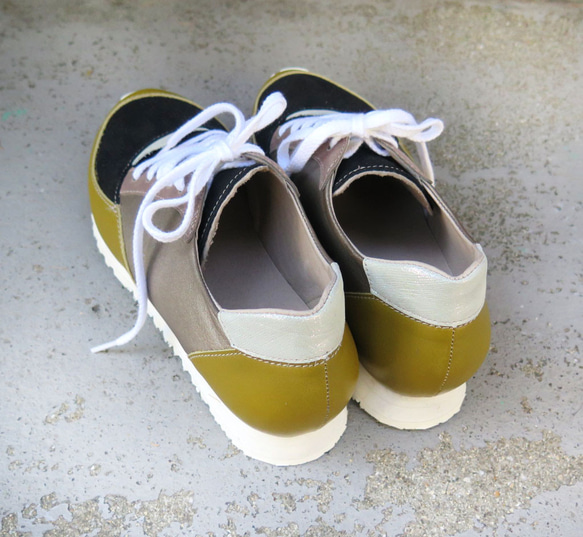 【大人カラー！】スリムなのにゆったりな履き心地！本革大人ユニセックススニーカー/うぐいすMix | iichi 日々の暮らしを心地よくするハンドメイドやアンティークのマーケットプレイス