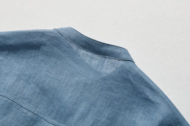 清潔感ある大人のリネンシャツ リネン100％ 長袖 灰みのある青色 240316-4 | iichi 日々の暮らしを心地よくするハンドメイドやアンティークのマーケットプレイス