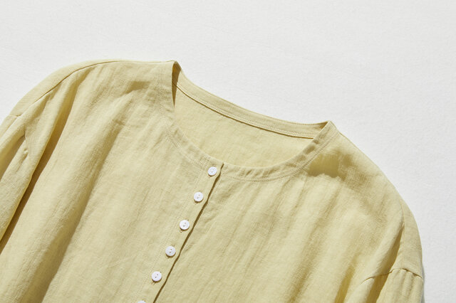 毎日のコーデに取り入れやすいリネン100％ ノーカラー カーディガン イエロー 230506-3 | iichi 日々の暮らしを心地よくするハンドメイドやアンティークのマーケットプレイス