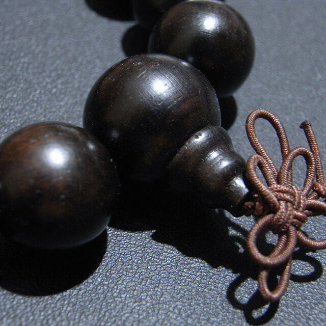 黒檀（エボニー）14mm ブレスレット 15粒（内1粒3つ穴） | iichi 日々の暮らしを心地よくするハンドメイドやアンティークのマーケットプレイス