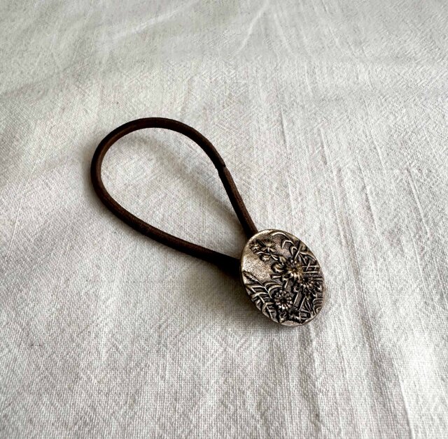 アンティークヘアゴム／ジャポニスム草花ボタン（AFB-196) | iichi 日々の暮らしを心地よくするハンドメイドやアンティークのマーケットプレイス
