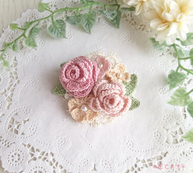 レース編み スイートローズのブローチ ～pink mix～ | iichi 日々の暮らしを心地よくするハンドメイドやアンティークのマーケットプレイス